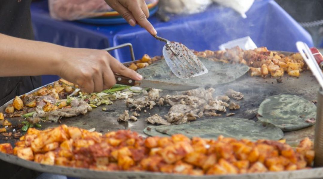 Alertan sobre comida callejera y el riesgo para la salud de la ...